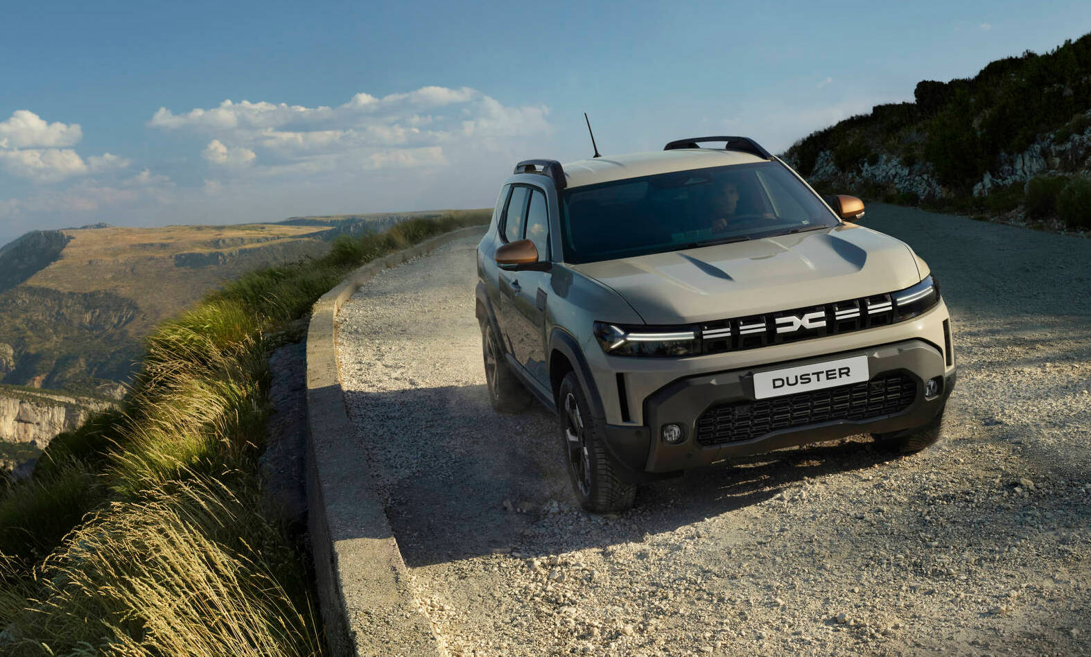 Dacia има светска сензација: Новиот Duster вози на струја, бензин и ...